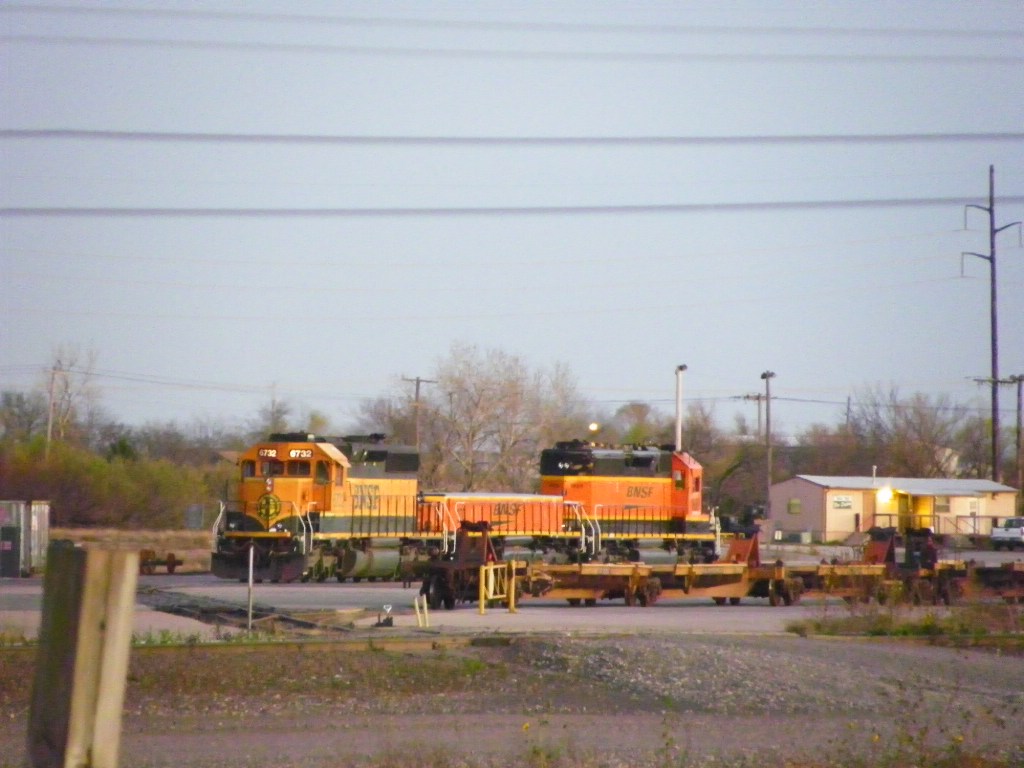 BNSF SD40-2 6732, BNSF Slug 270 and BNSF SD40-2 1888
